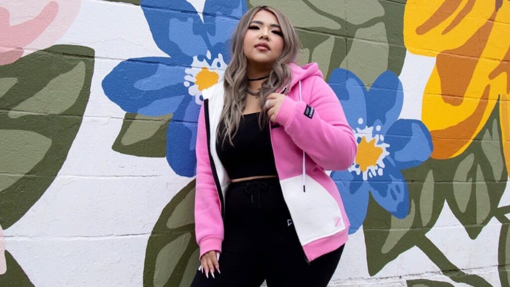 Kimberly La, aka GoldenGlare of the Private KREW Gaming Siblings ...